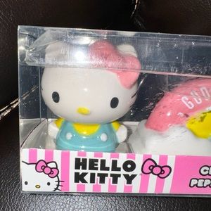Hello Kitty | Kitchen | Hello Kitty Ceramic Salt And Pepper Shaker Set ...